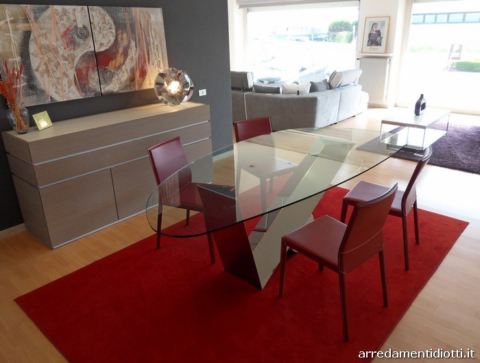 Tavolo dalla linea unica, diventato un "classico" del design moderno in ...