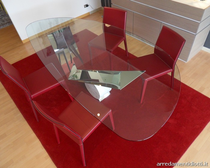 Tavolo dalla linea unica, diventato un "classico" del design moderno in ...
