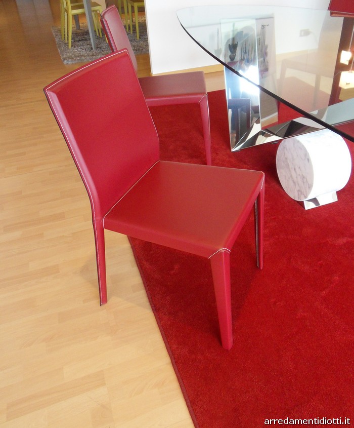Tavolo dalla linea unica, diventato un "classico" del design moderno in ...