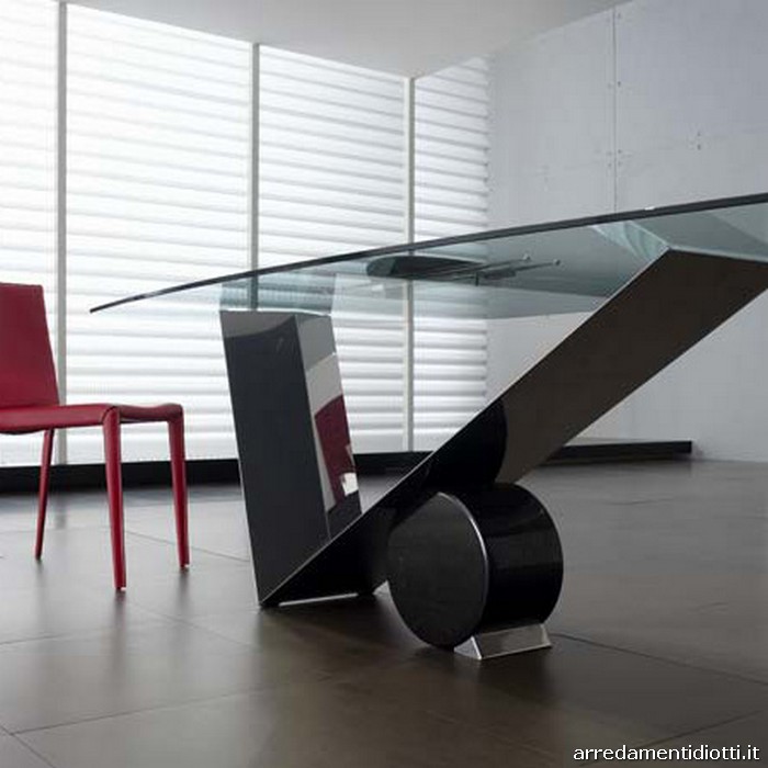 Tavolo dalla linea unica, diventato un "classico" del design moderno in ...